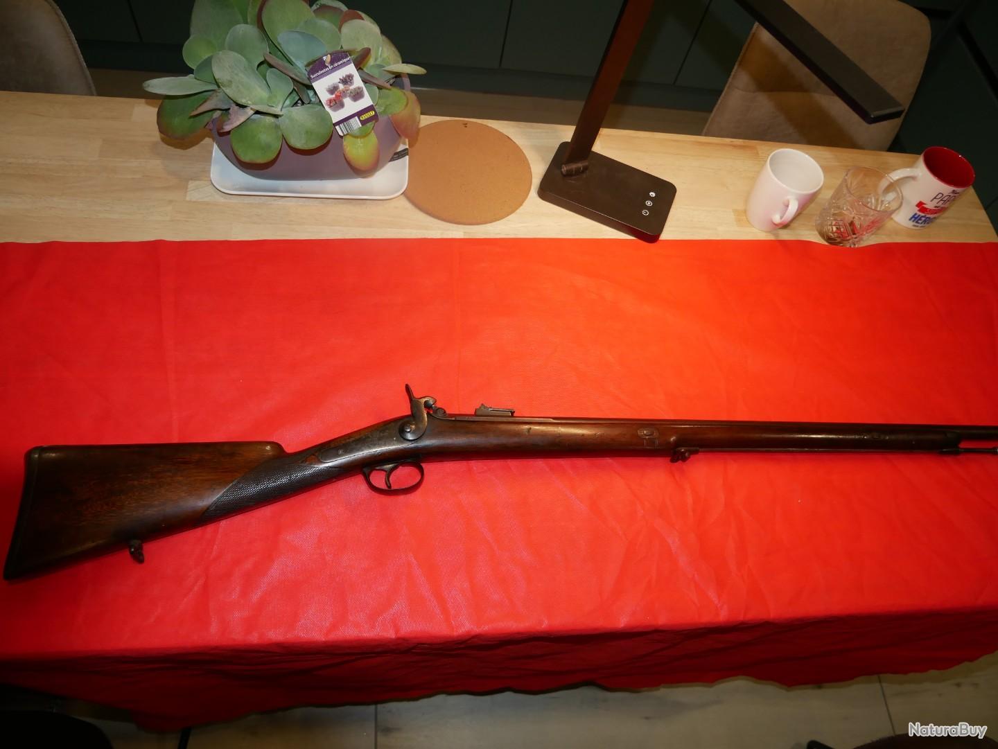 Joli fusil de chasse à percussion avec baïonnette se rangeant dans la ...