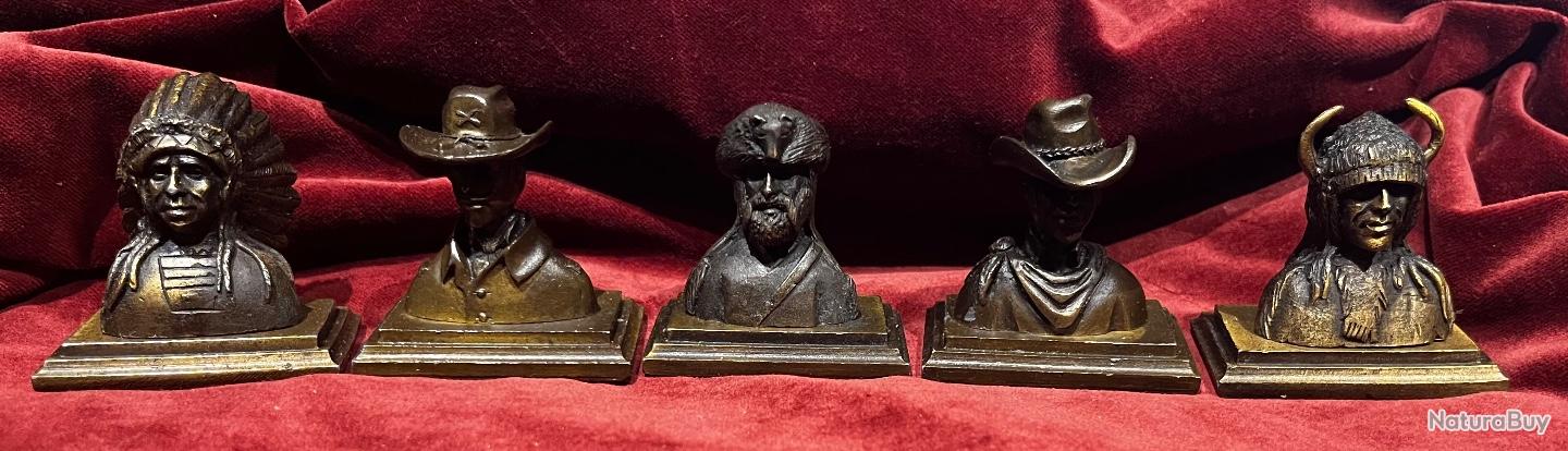 Série de 5 petites statues (bronze?) 2 indiens , 1 cowboy, 1 trappeur,1 ...